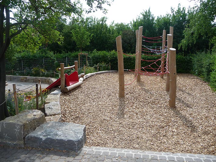 schulhof_arche_noah_schule_bad_windsheim_klettergeruest_fallschutz | Kerstin Gruber